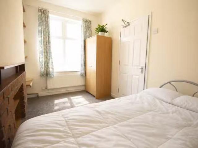 Cheap 1 BA 1 bedroom house share for rent in Hollis Road, Cove.