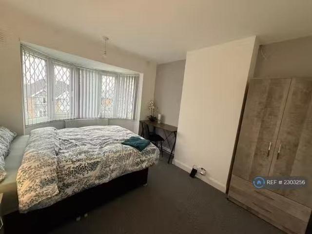 Nice 1 BA 1 bedroom house share for rent in Welwyndale Road, S.