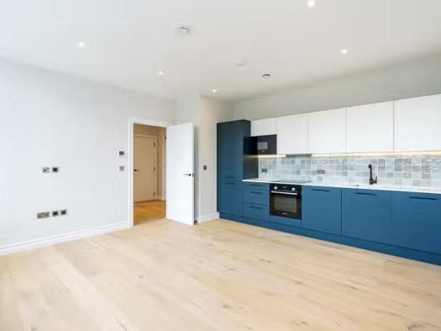 Nice 1 BA 1 bedroom property to let in Littleworth Road, Esher.