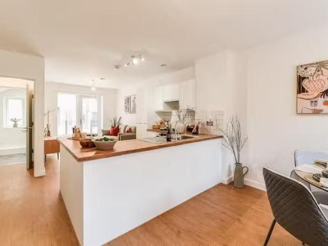 Nice 1 BA 2 bedroom maisonette for rent in Central Street, Bol.