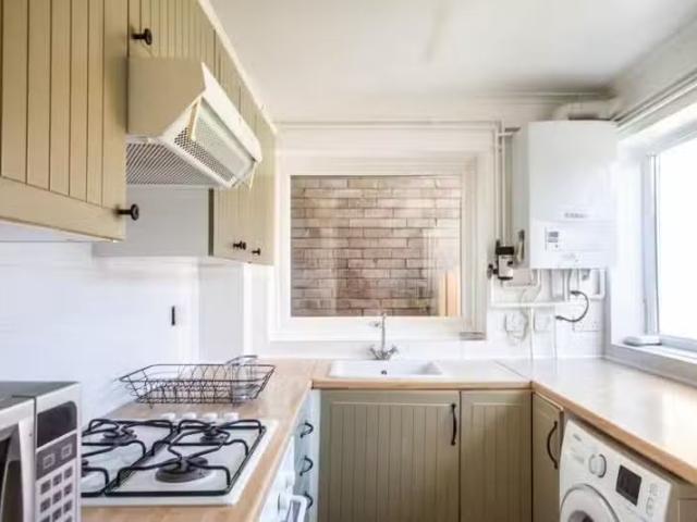 Nice 1 BA 2 bedroom maisonette for rent in Baycliffe Close, Ca.