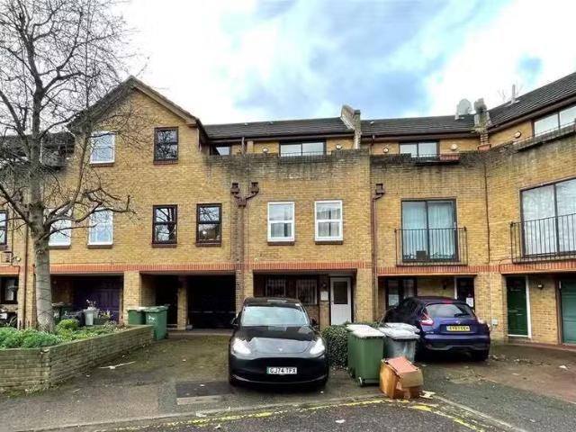 Deal! 1 BA 2 bedroom Mid Terrace House to rent, Clarence Road.
