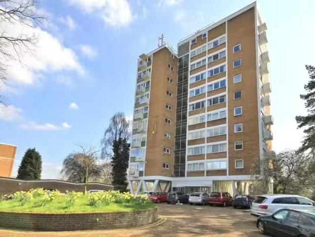 Charming 1 BA 2 bedroom apartment for rent in Woking, Surrey.