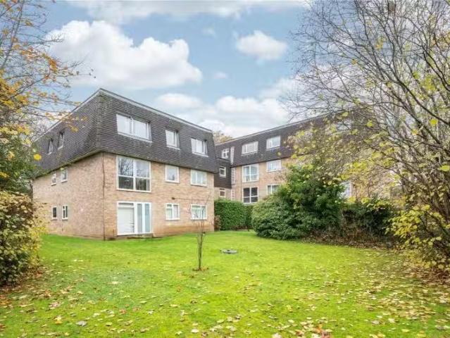 Nice 1 BA 2 bedroom apartment for rent in Addlestone, Surrey.