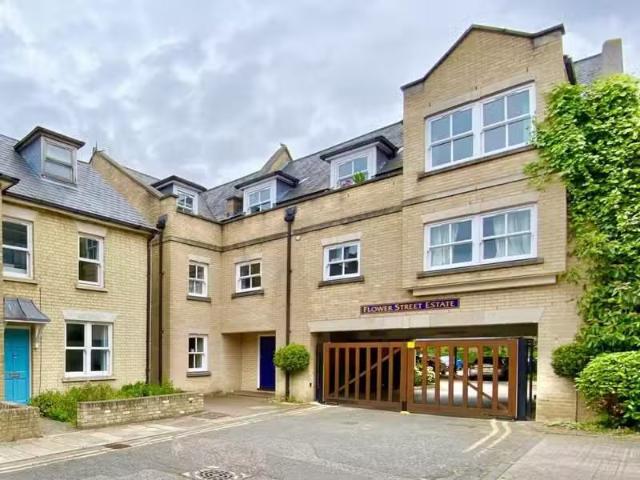 Nice 1 BA 2 bedroom apartment for rent in Broad Street, Cambri.