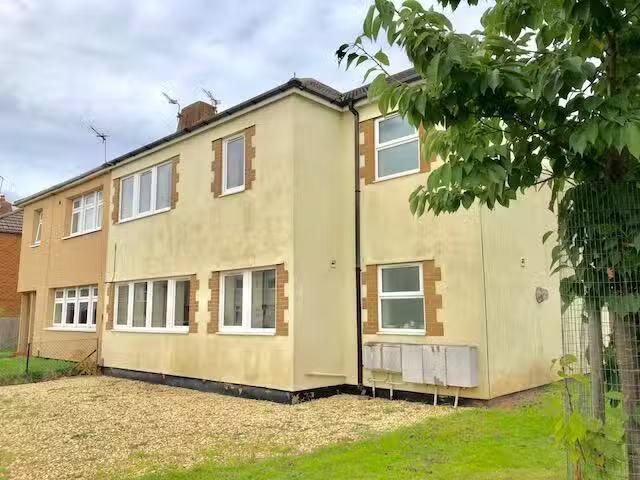 Nice 1 BA 2 bedroom apartment for rent in Frome Valley Road, S.