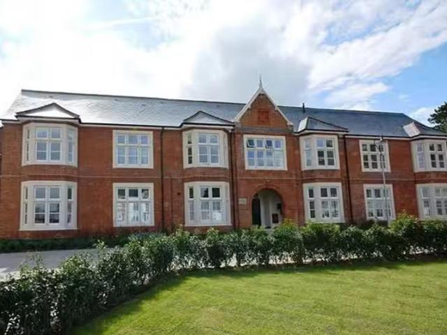 Cozy 1 BA 2 bedroom apartment for rent in Grace Bartlett Garde.