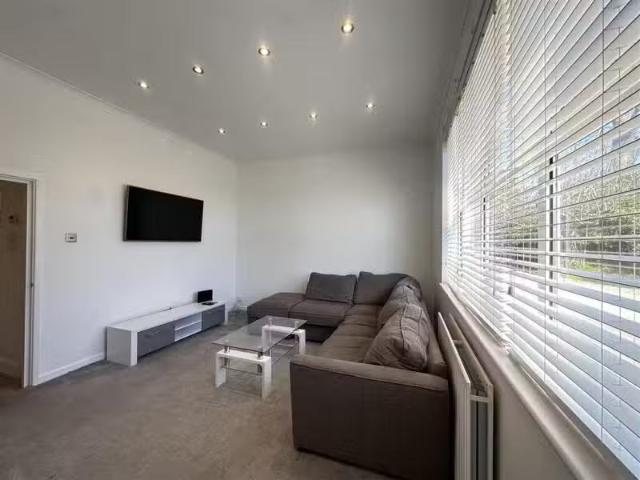 Unique 1 BA 2 bedroom apartment for rent in Kings Avenue, Lowe.