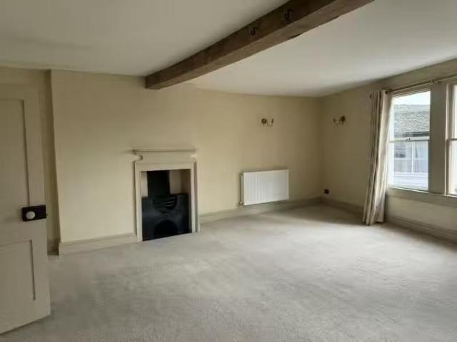 Nice 1 BA 2 bedroom apartment for rent in Kings Court, Coppice.