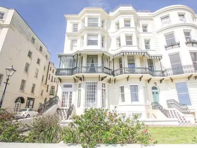 Just in! 1 BA 2 bedroom apartment for rent in Marine Parade, B.