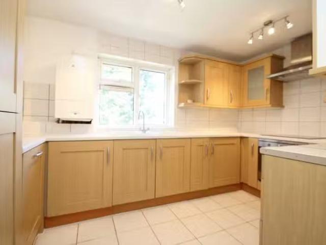 Nice 1 BA 2 bedroom apartment for rent in Perry Street Gardens.