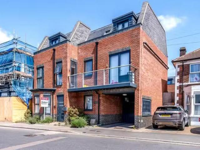 Cozy 1 BA 2 bedroom apartment for rent in Rossetti Court, Lion.
