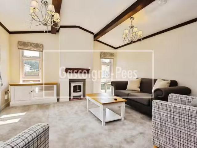 Nice 1 BA 2 bedroom bungalow for rent in Portsmouth Road, Thur.