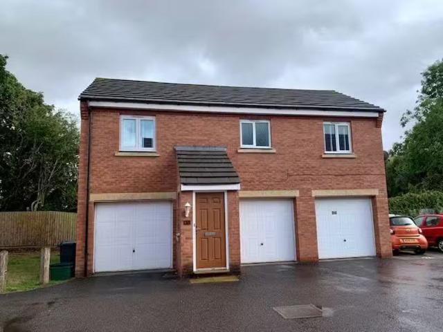 For Rent! 1 BA 2 bedroom coach house for rent in 32 New Charlt.