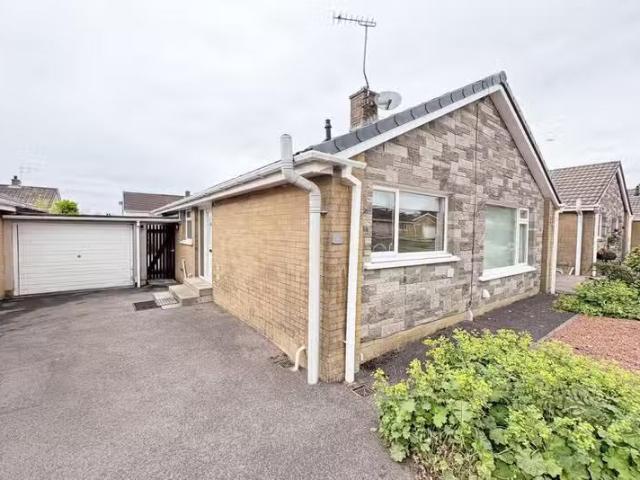 Nice 1 BA 2 bedroom detached bungalow for rent in Linstock Ave.