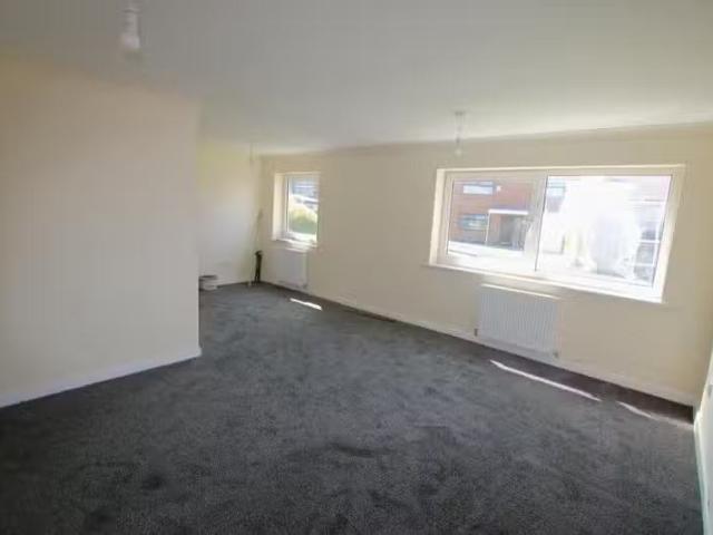 Nice 1 BA 2 bedroom detached house for rent in Queensway, Live.