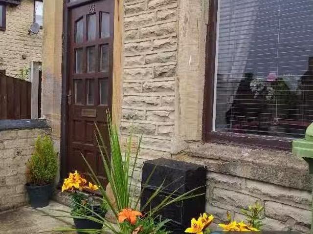 Nice 1 BA 2 bedroom end of terrace house for rent in Bleak Str.