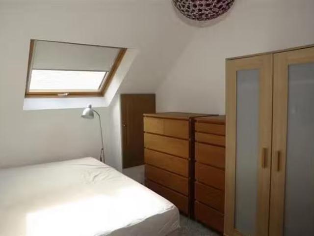 Cheap 1 BA 2 bedroom flat for rent in 2 bedroom Top Floor Flat.