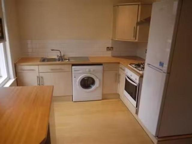 Just in! 1 BA 2 bedroom flat for rent in 2 bedroom Top Floor F.