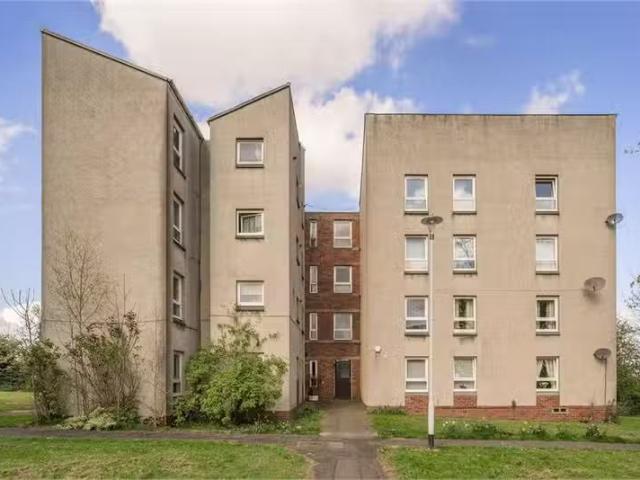 Just in! 1 BA 2 bedroom flat for rent in 4, Kingsknowe Court.