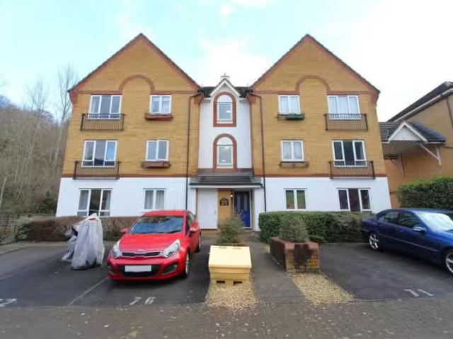 Nice 1 BA 2 bedroom flat for rent in 77 Butlers Close, St Geor.