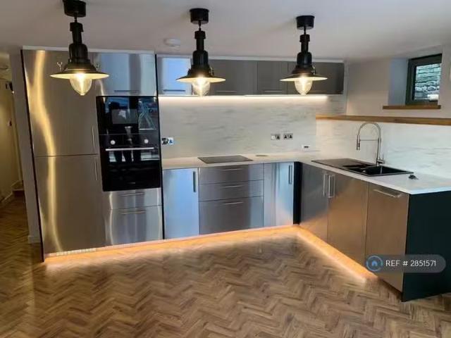 Charming 1 BA 2 bedroom flat for rent in Collards Lane, Haslem.