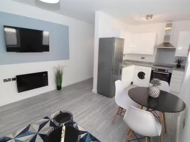 Charming 1 BA 2 bedroom flat for rent in Connaught Road, Roath.