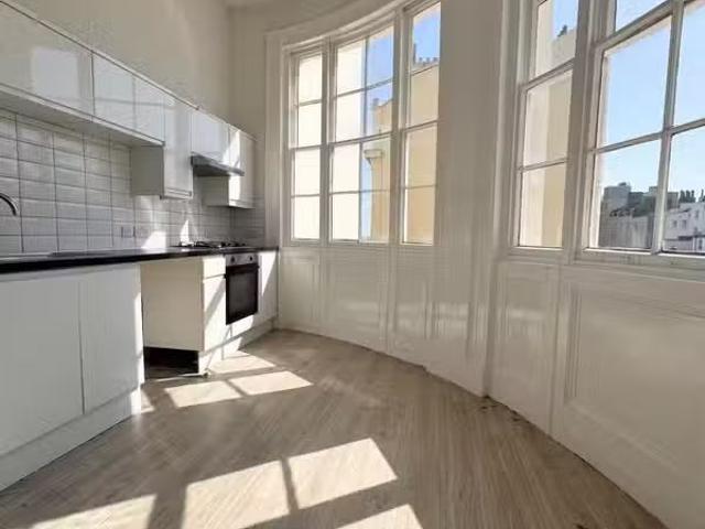 Nice 1 BA 2 bedroom flat for rent in Cavendish Place, Brighton.