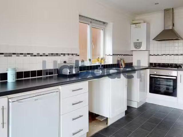Cozy 1 BA 2 bedroom flat for rent in Cambridge Court, Tindale.