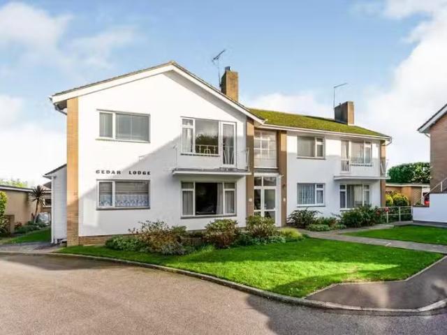 Nice 1 BA 2 bedroom flat for rent in Cedar Lodge, Cudlow Garde.