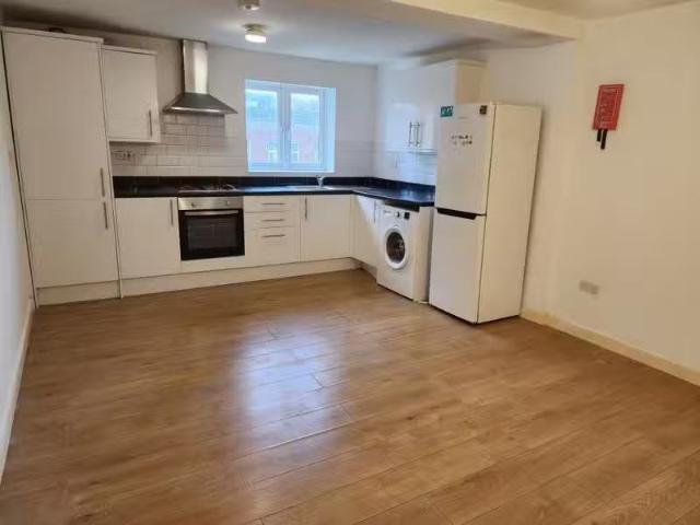 Unique 1 BA 2 bedroom flat for rent in Chapel Street, Woking.