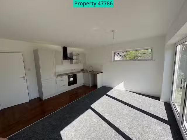 Charming 1 BA 2 bedroom flat for rent in birdshed Lane, Haleso.