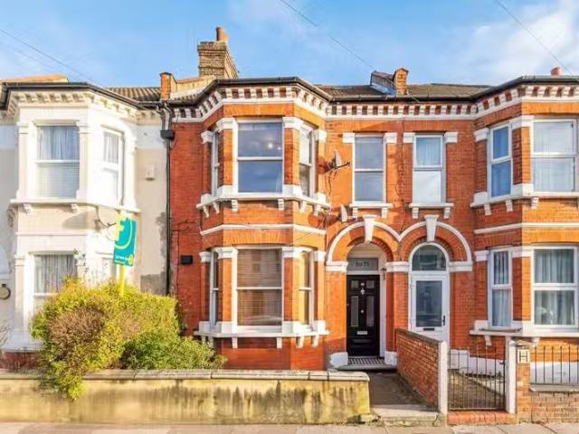 Unique 1 BA 2 bedroom flat for rent in Gonville Road, Mitcham.