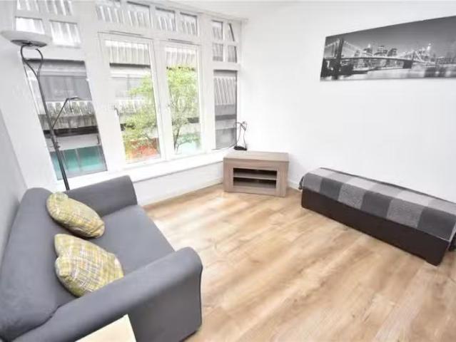Nice 1 BA 2 bedroom flat for rent in George Street, City Centr.