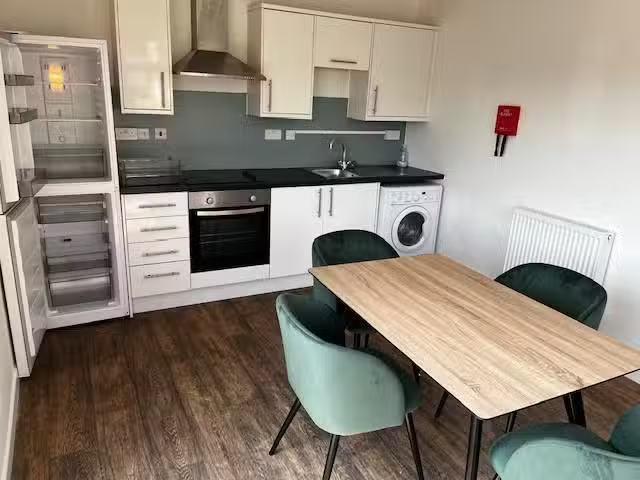 Nice 1 BA 2 bedroom flat for rent in Dove Street South, Bristo.