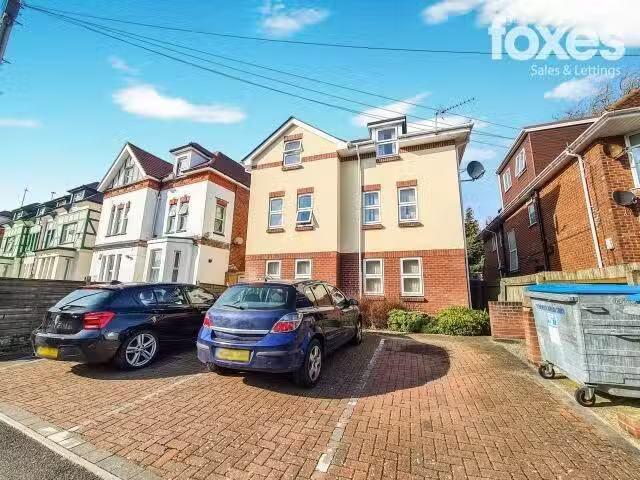 Unique 1 BA 2 bedroom flat for rent in Flat 4, 19 Frances Road.