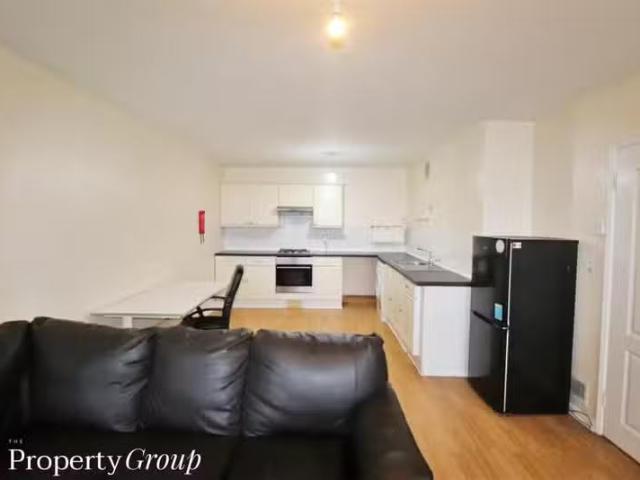 Deal! 1 BA 2 bedroom flat for rent in Kenilworth Court Coventr.