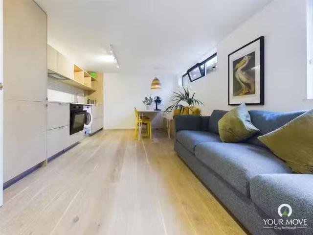 Just in! 1 BA 2 bedroom flat for rent in King Street, Margate.