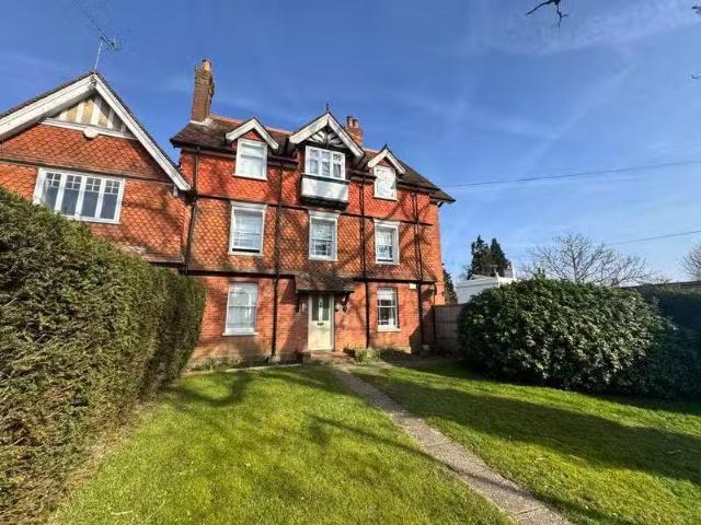 Charming 1 BA 2 bedroom flat for rent in Horsham Road, Cranlei.