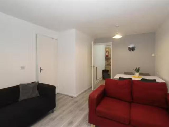 Cheap 1 BA 2 bedroom flat for rent in Herbert Street, Maindy.