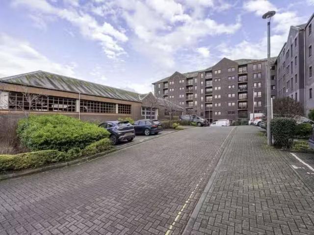 Cheap 1 BA 2 bedroom flat for rent in Orchard Brae Avenue, Orc.