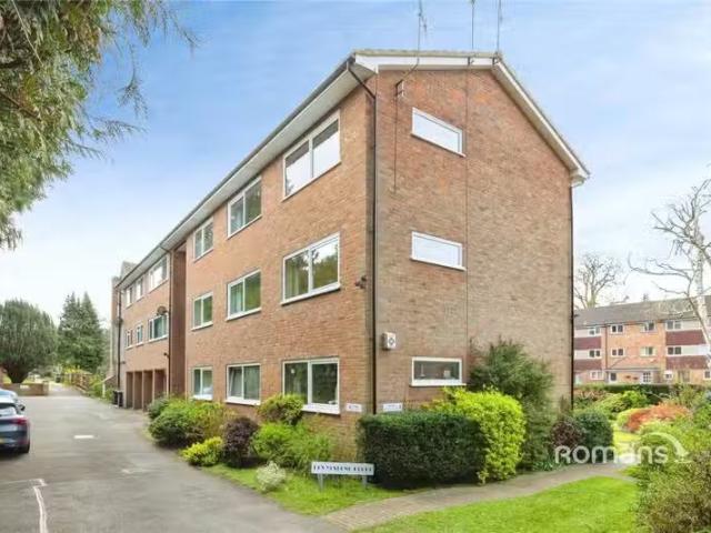 Nice 1 BA 2 bedroom flat for rent in Levylsdene, Guildford, Su.