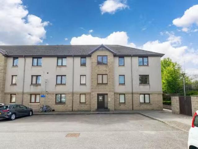 Nice 1 BA 2 bedroom flat for rent in Links View, City Centre.