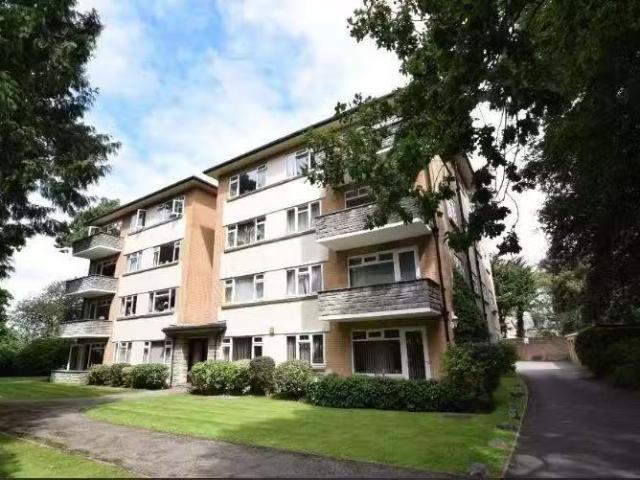 Cozy 1 BA 2 bedroom flat for rent in Manor Road, Bournemouth.