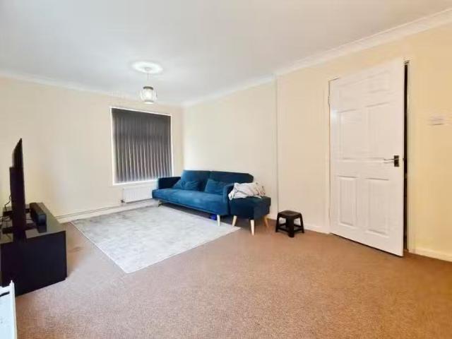 Deal! 1 BA 2 bedroom flat for rent in Marden Walk, Erdington.