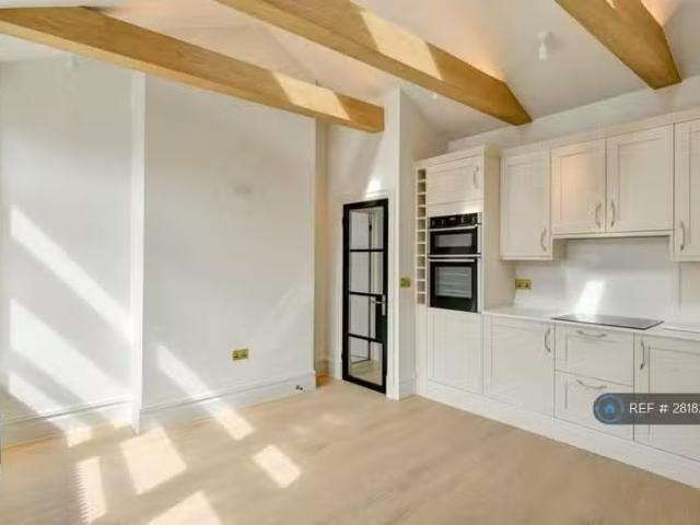 Charming 1 BA 2 bedroom flat for rent in North St, Bristol, BS3