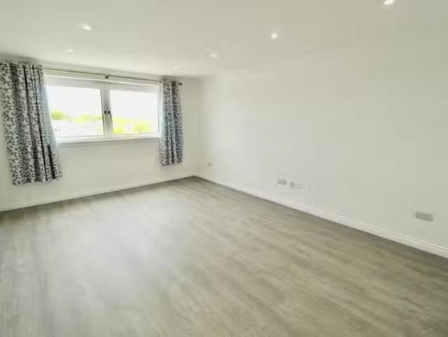 Nice 1 BA 2 bedroom flat for rent in Newlands Avenue, Top Floo.