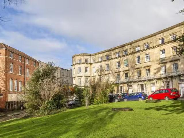 Cheap 1 BA 2 bedroom flat for rent in Saville Place, Clifton.