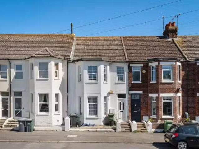 Charming 1 BA 2 bedroom flat for rent in Station Road, Polegat.