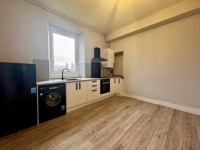 Nice 1 BA 2 bedroom flat for rent in Wallfield Crescent, Aberd.